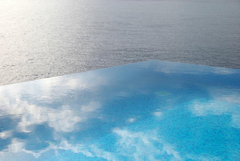 25 Stunning Infinity Pools Around the World » TwistedSifter