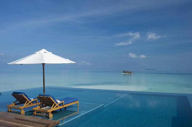 25 Stunning Infinity Pools Around the World » TwistedSifter