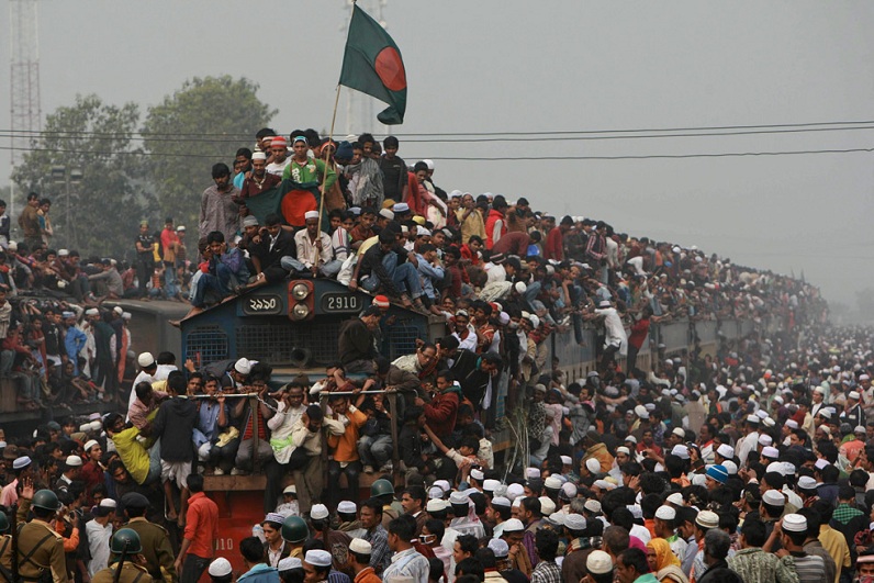 Picture of the Day: Busiest. Train. Ever. » TwistedSifter