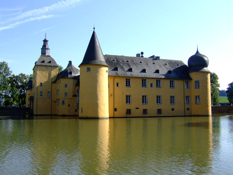 20 Impressive Moats Around the World » TwistedSifter