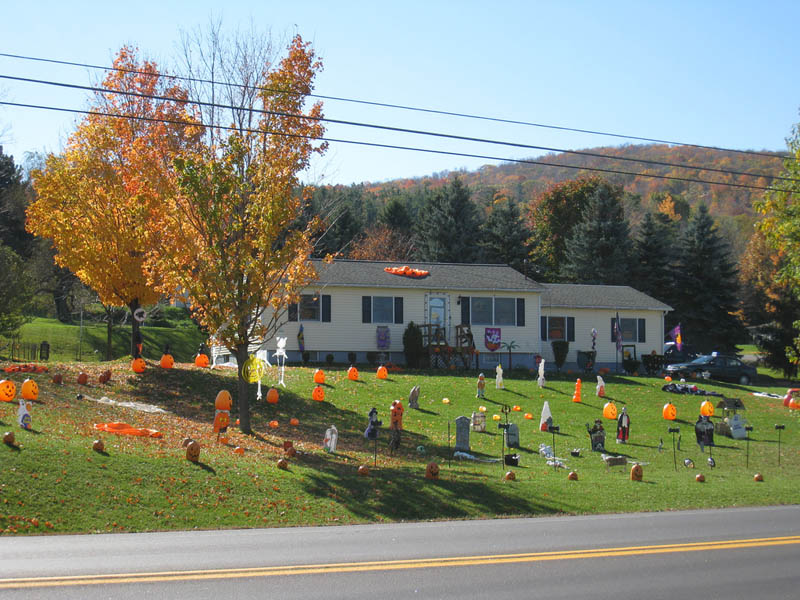 15 Awesome Front Yard Halloween Displays - TwistedSifter