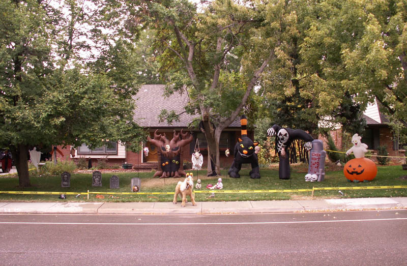 15 Awesome Front Yard Halloween Displays - TwistedSifter