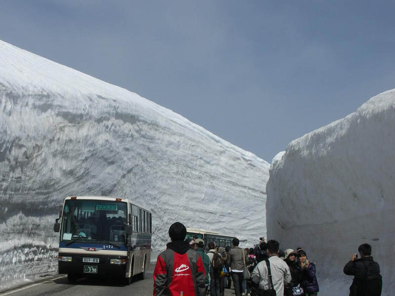 The 65-Foot (20m) Snow Corridor in Japan » TwistedSifter