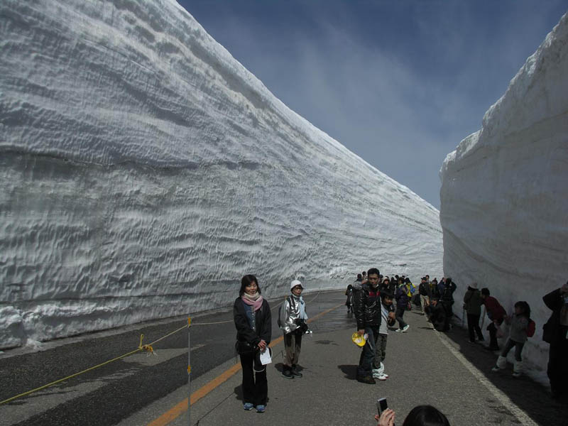 The 65-Foot (20m) Snow Corridor in Japan » TwistedSifter