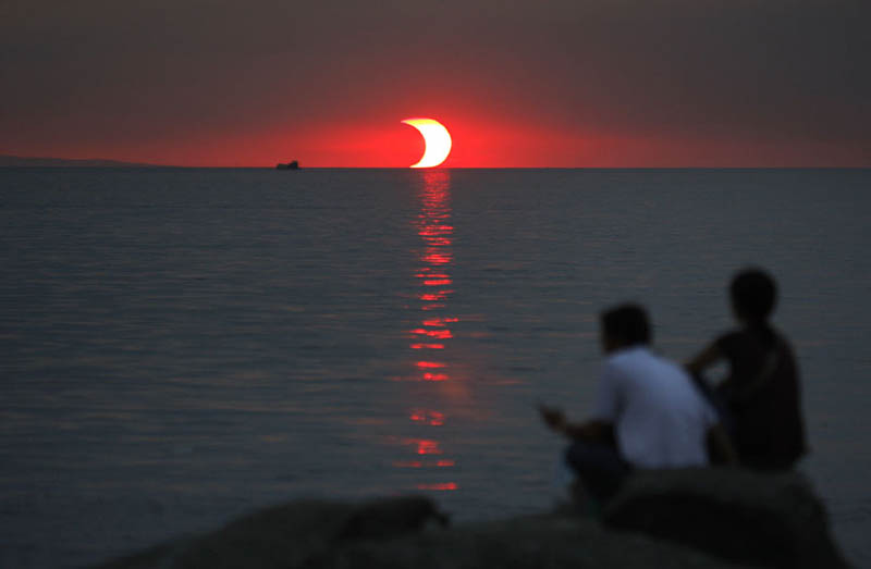 Picture of the Day: A Sunset Eclipse » TwistedSifter