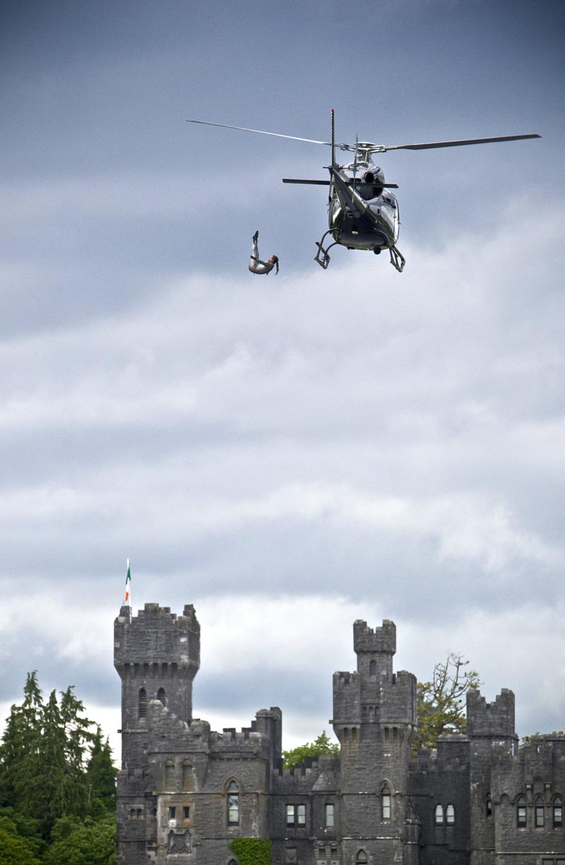Picture of the Day: Diving from a Helicopter - TwistedSifter