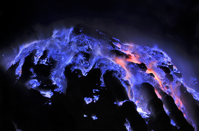 Picture of the Day: Close-up of Flaming Molten Sulfur - TwistedSifter