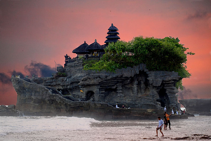 Picture of the Day: Bali’s Tanah Lot Sea Temple » TwistedSifter