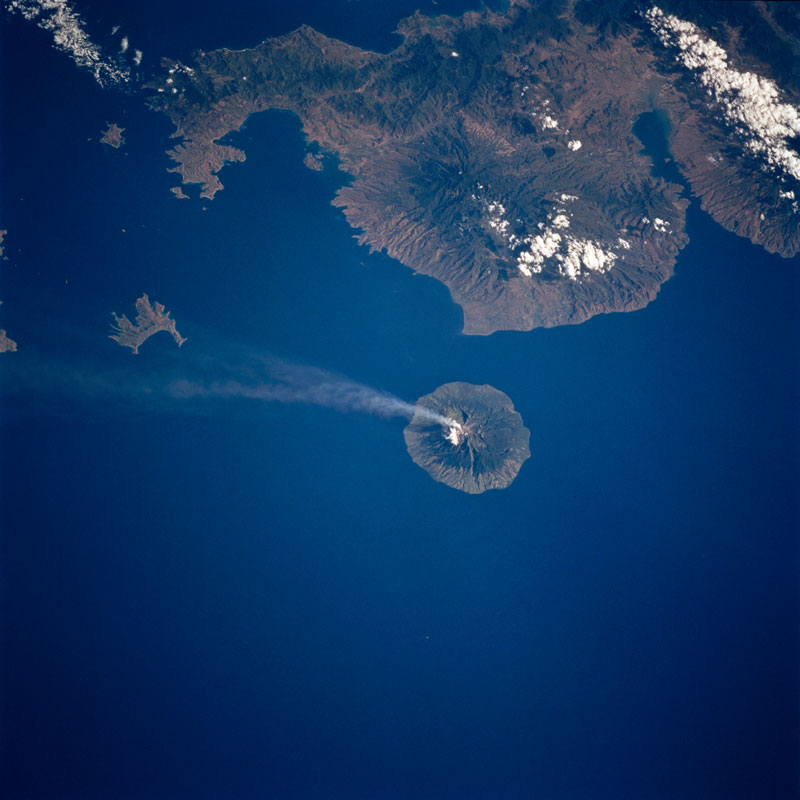 15 Volcanic Eruptions Seen from Space » TwistedSifter