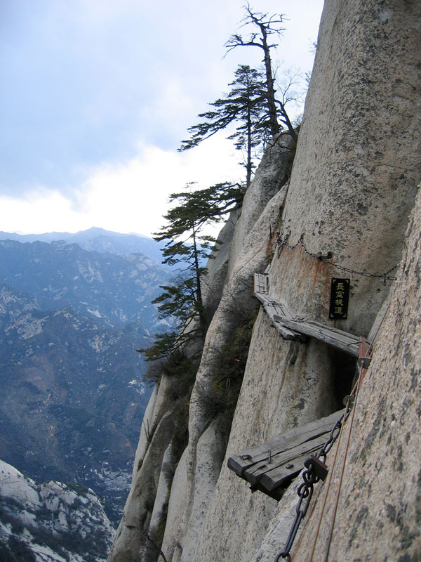 China's Cliffside Plank Path Will Give you Goose Bumps - TwistedSifter