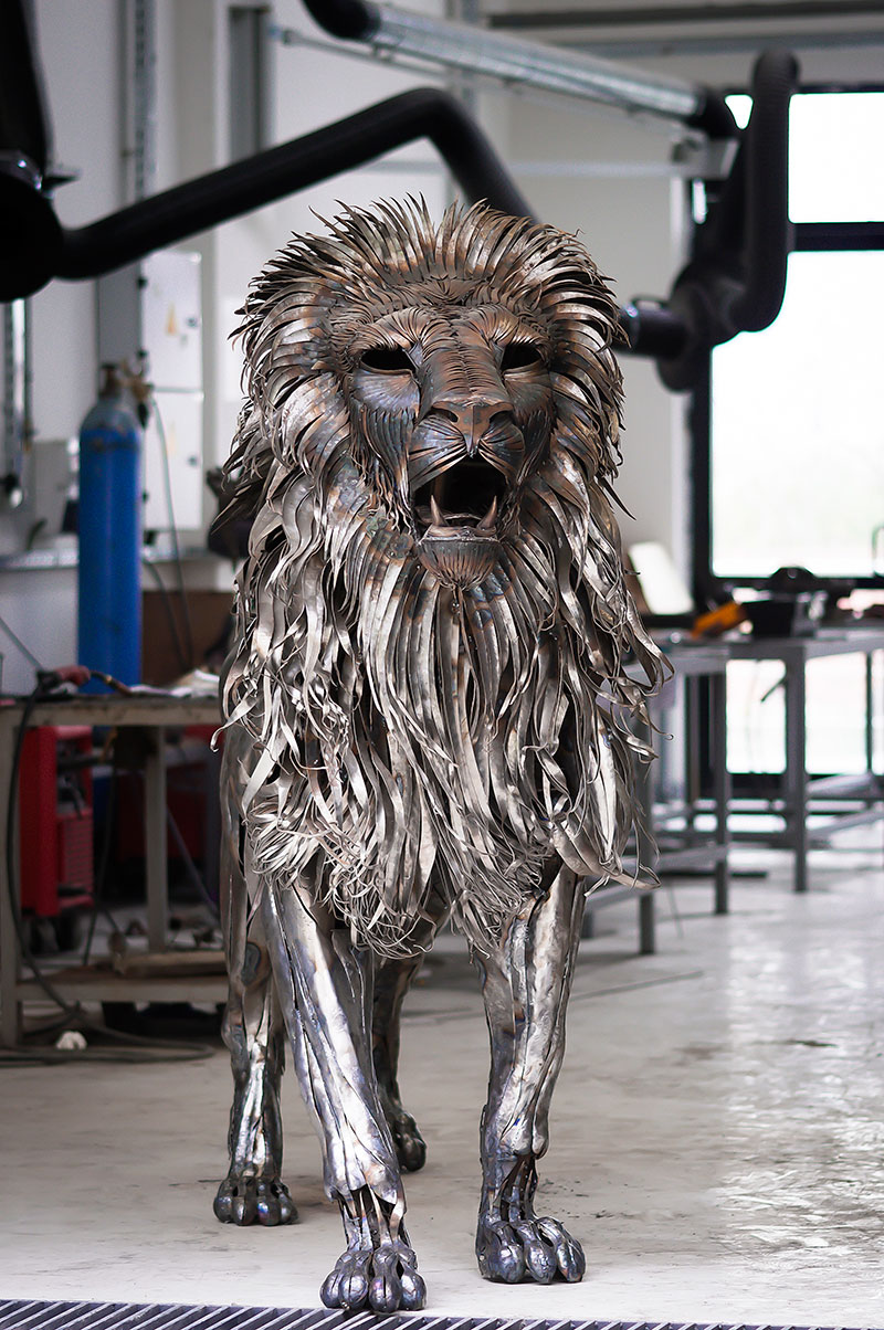 Artist Turns 4000 Pieces of Metal Into 10 ft, 550 pound Lion Sculpture ...