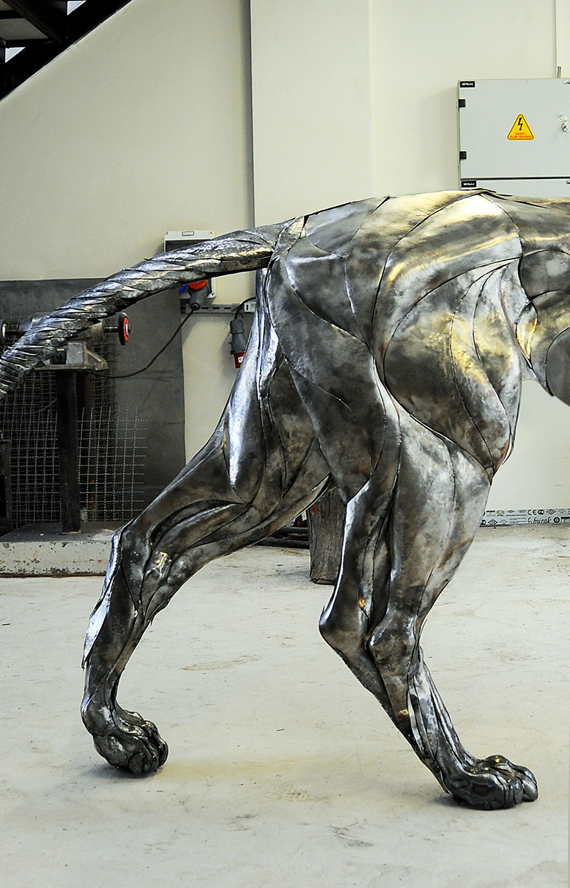 Artist Turns 4000 Pieces of Metal Into 10 ft, 550 pound Lion Sculpture ...