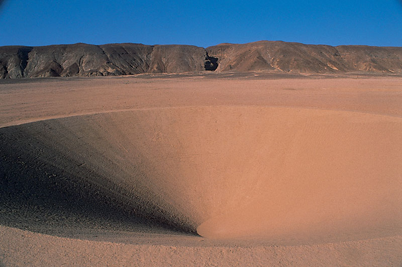 This Million Square Foot Artwork in the Sahara is Still Visible After ...