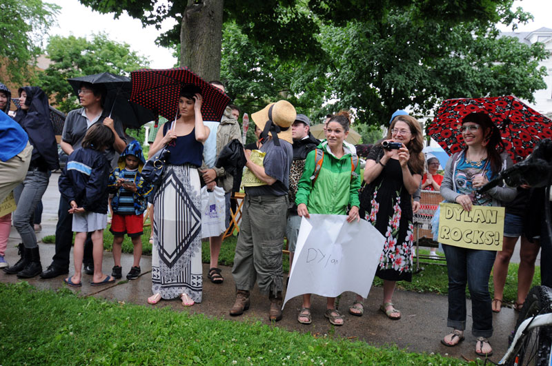 Kid Puts Up Poster for Free Piano Concert. Event Goes Viral and ...