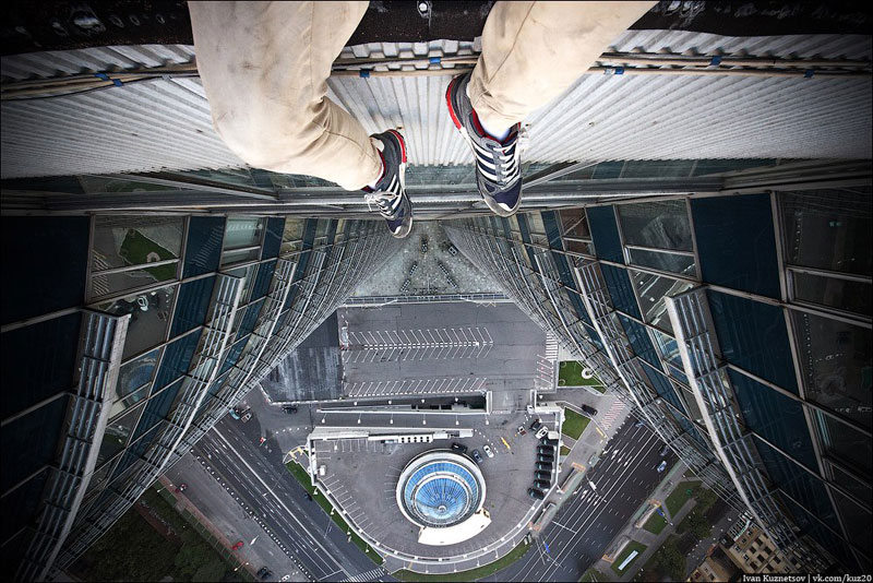 12 Photos That Look Straight Down from Perilous Heights » TwistedSifter