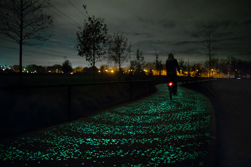 Solar-Powered, Glow in the Dark Bicycle Path Opens in the Netherlands ...