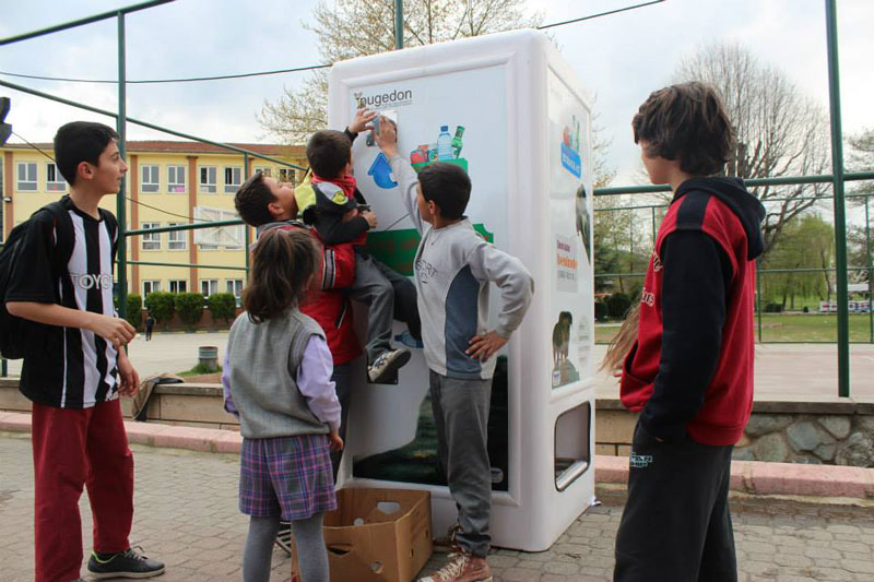 This Machine Feeds Stray Animals in Exchange for Recycled Bottles ...