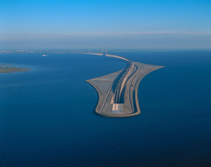 This Amazing Bridge Turns Into a Tunnel and Connects Denmark and Sweden ...