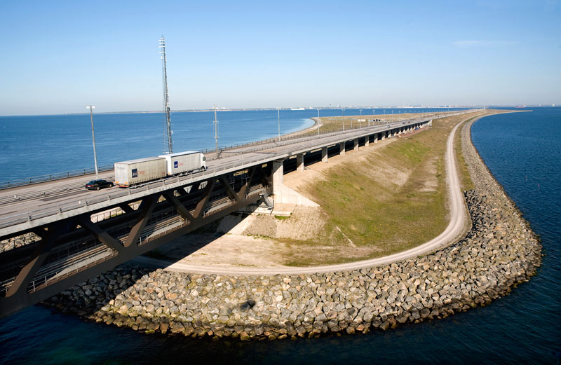 This Amazing Bridge Turns Into a Tunnel and Connects Denmark and Sweden ...