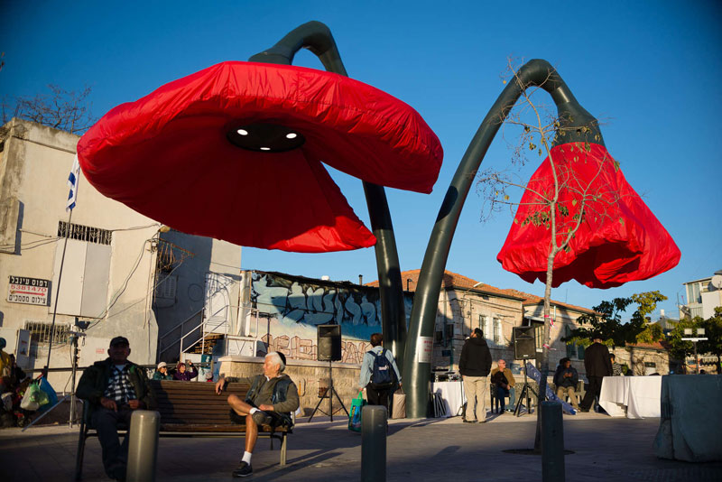 These Giant Interactive Flower Lights Bloom When People Approach ...