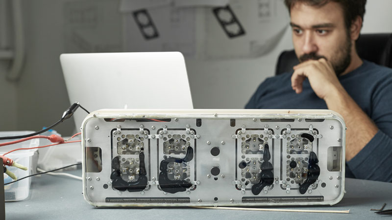 Rhei: An Electro-Mechanical Clock with a Liquid Display » TwistedSifter