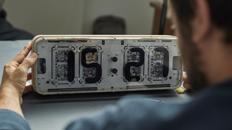 Rhei: An Electro-Mechanical Clock with a Liquid Display » TwistedSifter