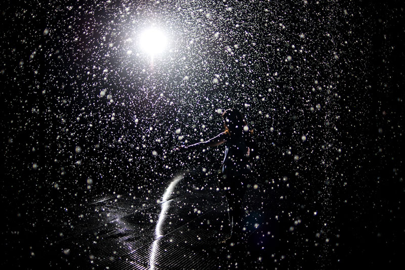 This Art Exhibit Lets You Walk Through Rain Without Getting Wet ...