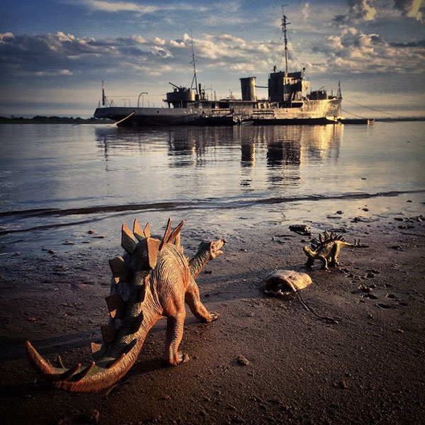 Artist Uses Toy Dinosaurs to Add a Creative Twist to his Travel Photos ...