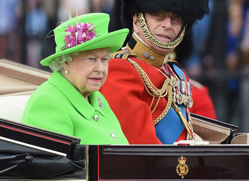 The Queen Wore a 'Green Screen' Outfit and the Internet Went to Town ...