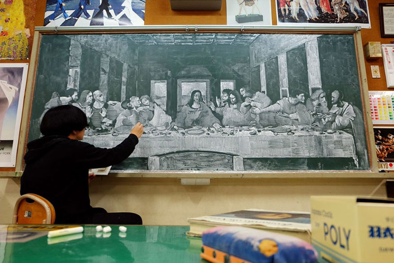 Teacher Delights Students With Incredible Chalkboard Drawings ...