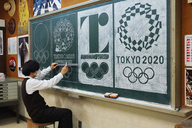 Teacher Delights Students With Incredible Chalkboard Drawings ...