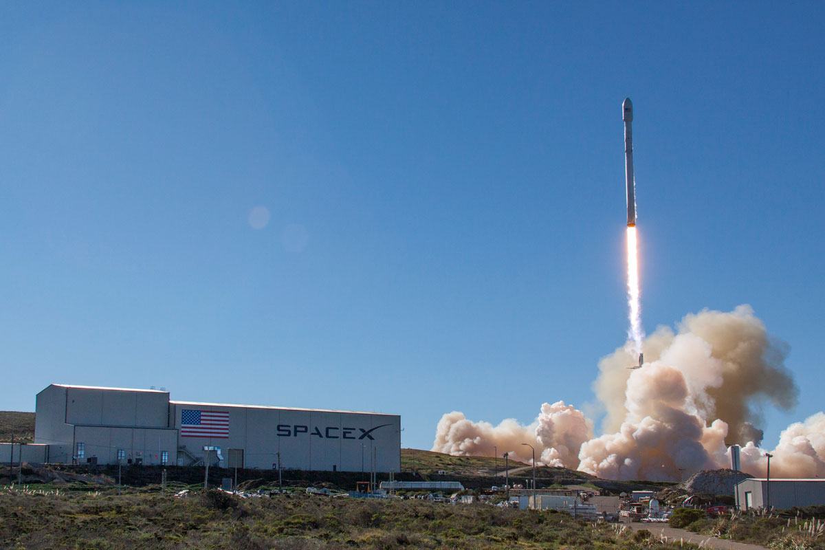 14 Amazing HQ Photos from SpaceX's Successful Launch and Landing ...