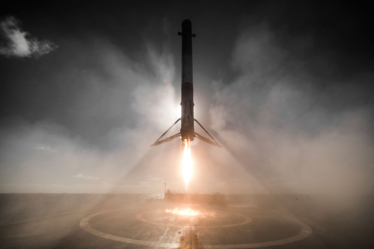 14 Amazing HQ Photos from SpaceX’s Successful Launch and Landing ...
