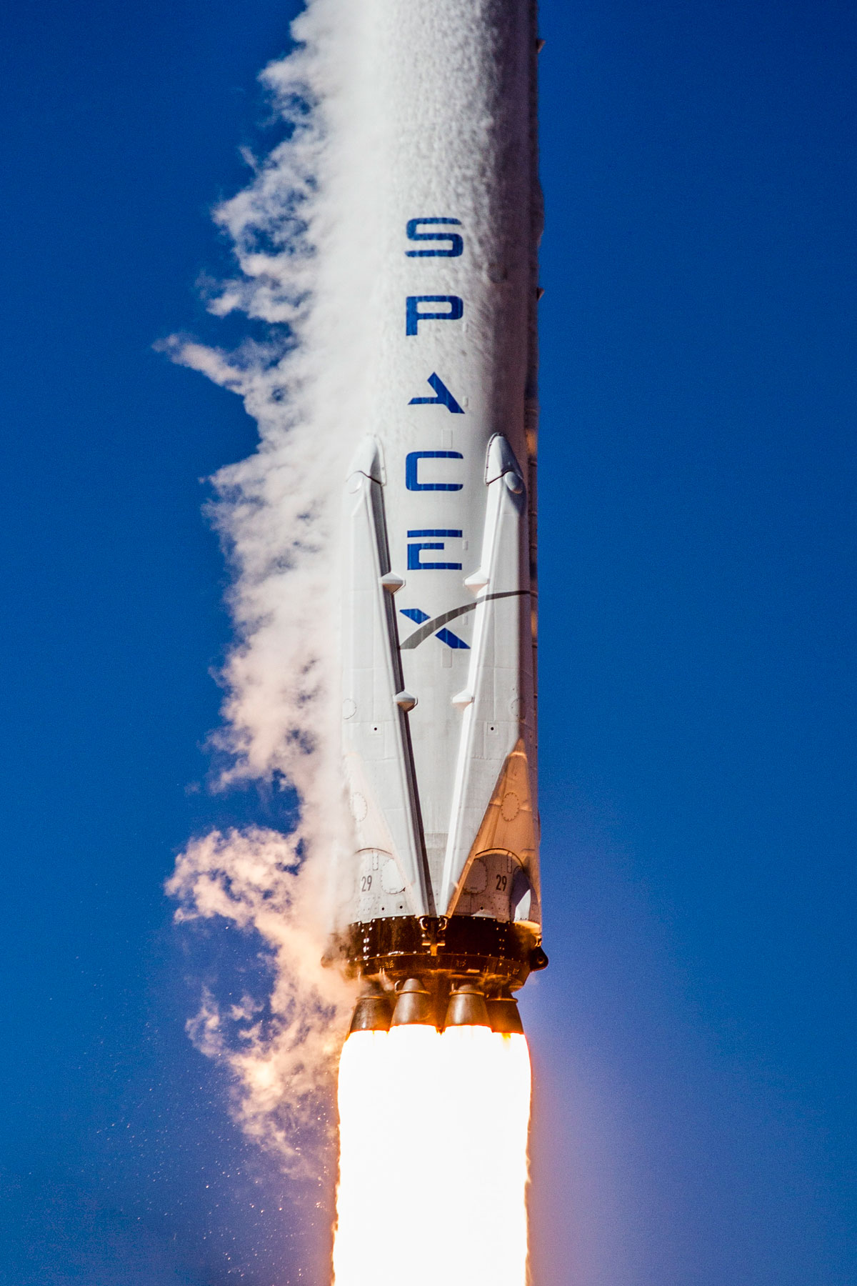 14 Amazing HQ Photos from SpaceX's Successful Launch and Landing ...