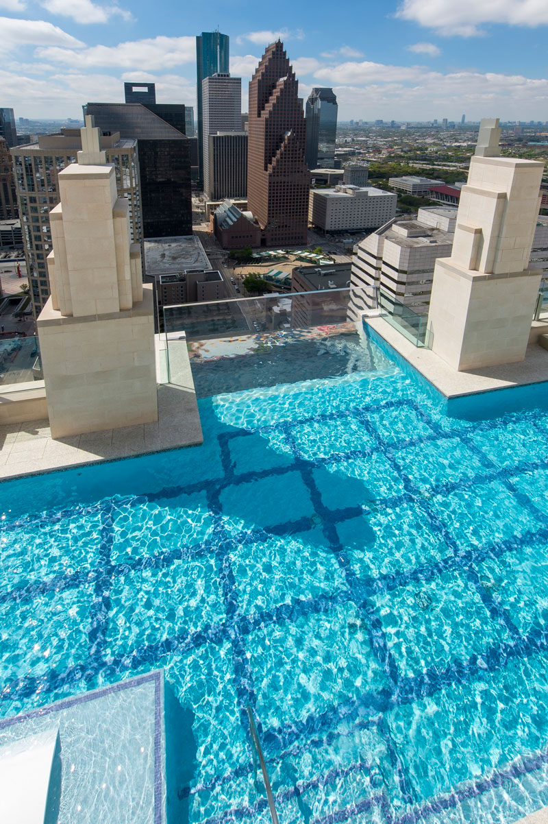 This Glass Bottomed Pool Lets You Admire the Ground 500 ft Below ...