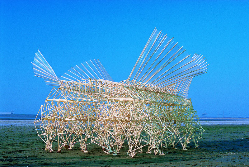 Strandbeests: The Kinetic Beach Walkers Powered by the Wind » TwistedSifter