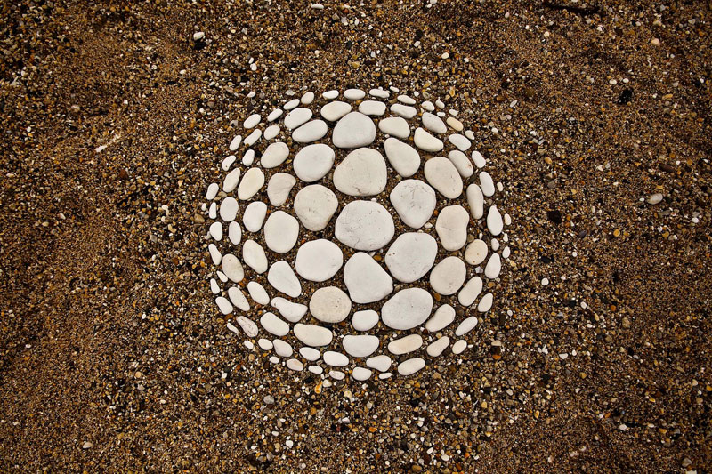 Artist Arranges Natural Objects Into Ephemeral Patterns and Designs ...