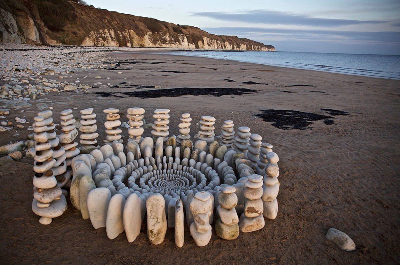 Artist Arranges Natural Objects Into Ephemeral Patterns and Designs ...