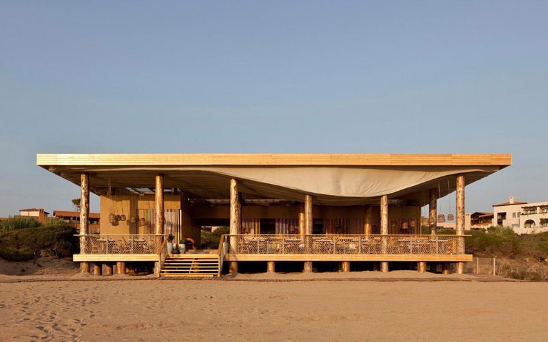 Check Out What Happens When the Wind Hits the Ceiling of this Beach Bar ...