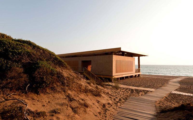 Check Out What Happens When the Wind Hits the Ceiling of this Beach Bar ...