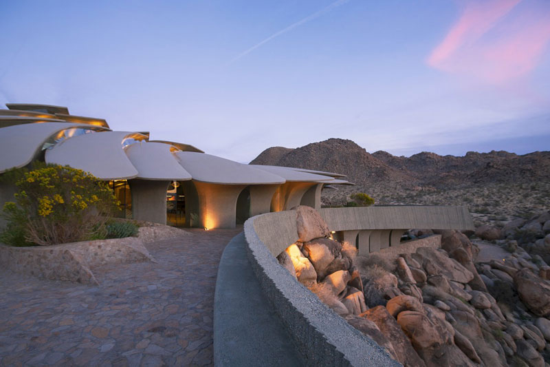 This Organic Desert House in Joshua Tree, CA is at One With Its ...