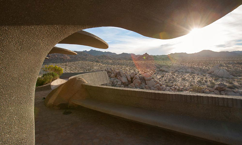 This Organic Desert House in Joshua Tree, CA is at One With Its ...
