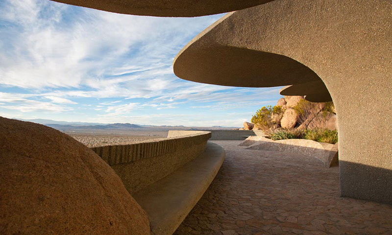 This Organic Desert House in Joshua Tree, CA is at One With Its ...
