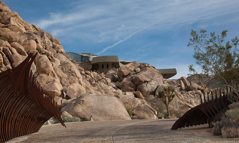 This Organic Desert House in Joshua Tree, CA is at One With Its ...