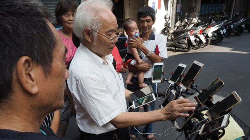 Uncle Pokemon, the 70-Year-Old Gamer That Plays Pokemon Go On 11 Phones ...