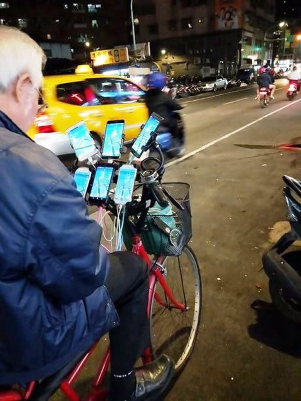 Uncle Pokemon, the 70-Year-Old Gamer That Plays Pokemon Go On 11 Phones ...