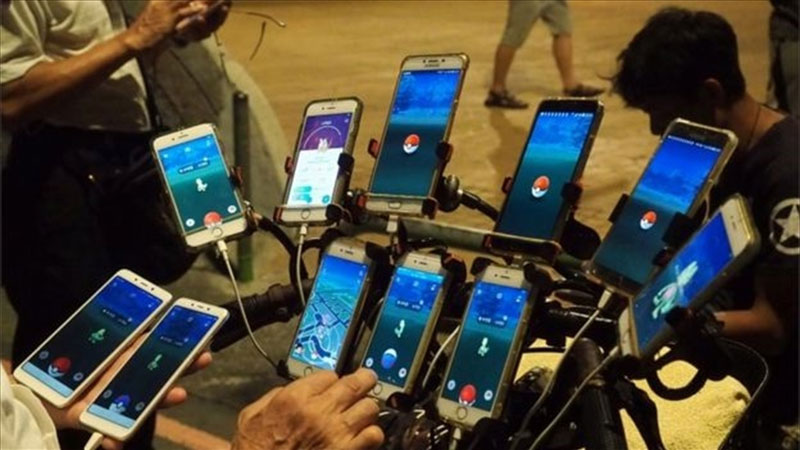 Uncle Pokemon, the 70-Year-Old Gamer That Plays Pokemon Go On 11 Phones ...