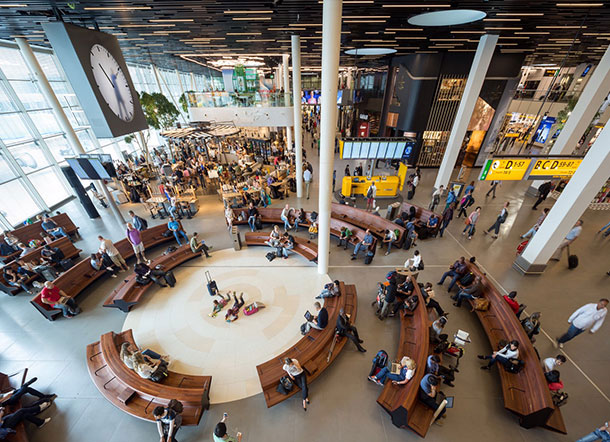 This Surreal Clock at Schiphol Airport Looks Like Someone is Painting ...