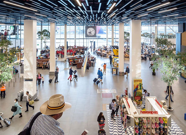 This Surreal Clock at Schiphol Airport Looks Like Someone is Painting ...