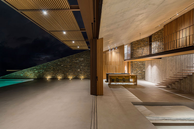 Check Out this Ambitious House Built Into a Cliffside in Greece ...